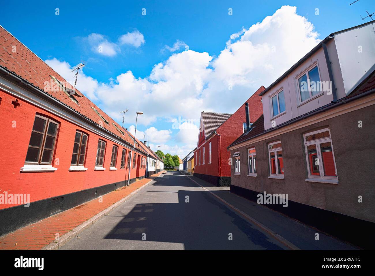Empty red road hi-res stock photography and images - Alamy