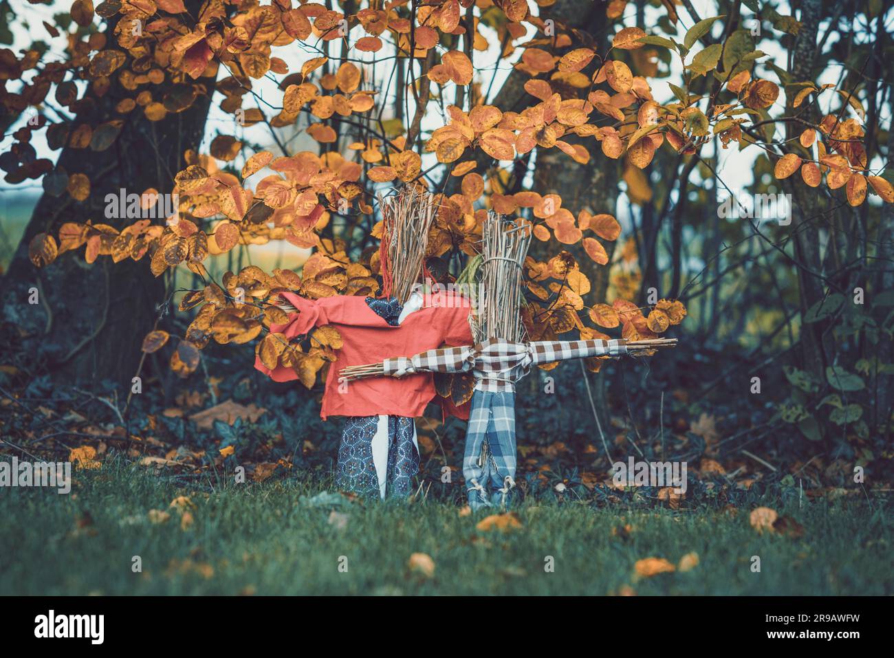 Two scarecrows hi-res stock photography and images - Alamy