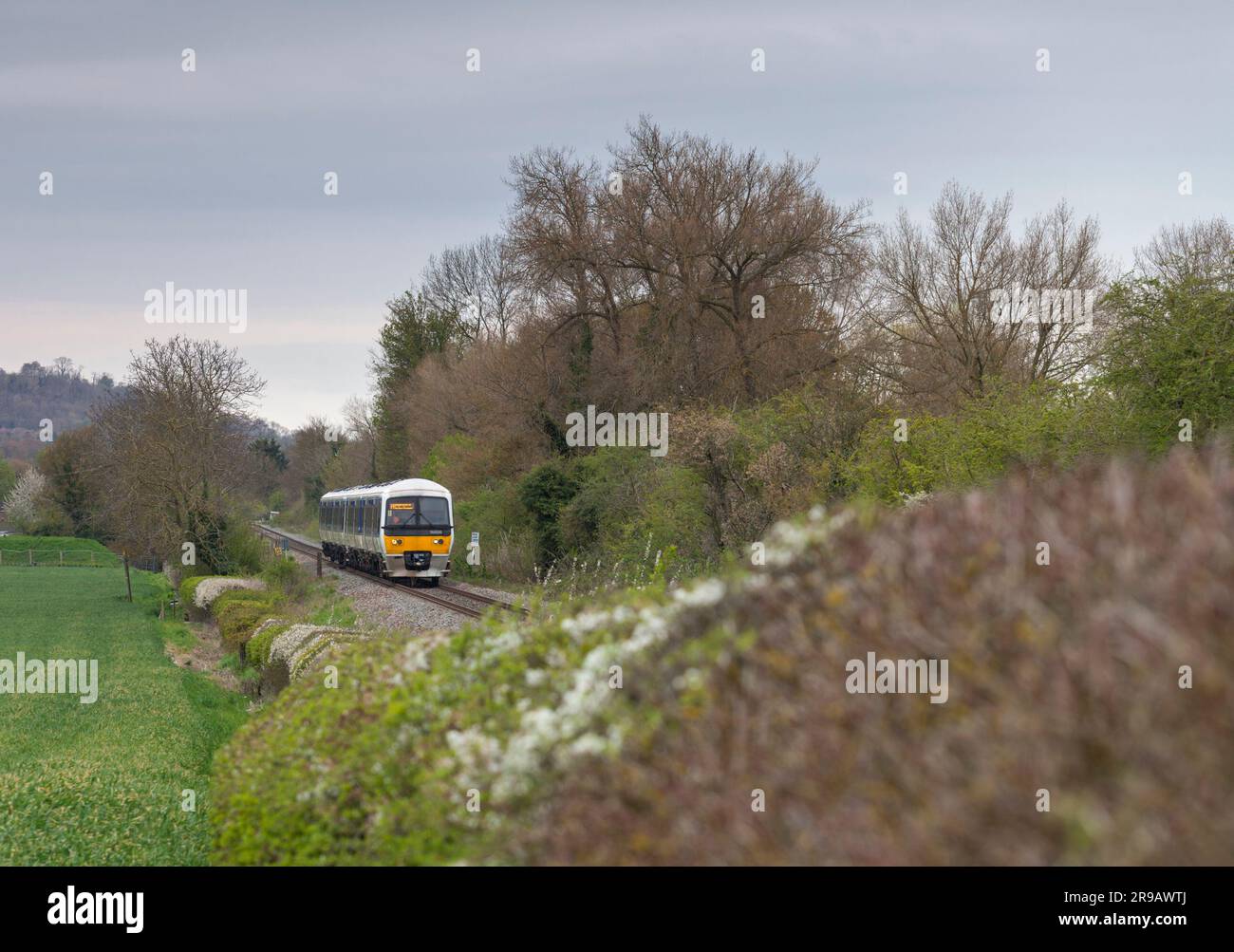 2 Chiltern railways class 165 Turbo trains passing Clanking in the ...