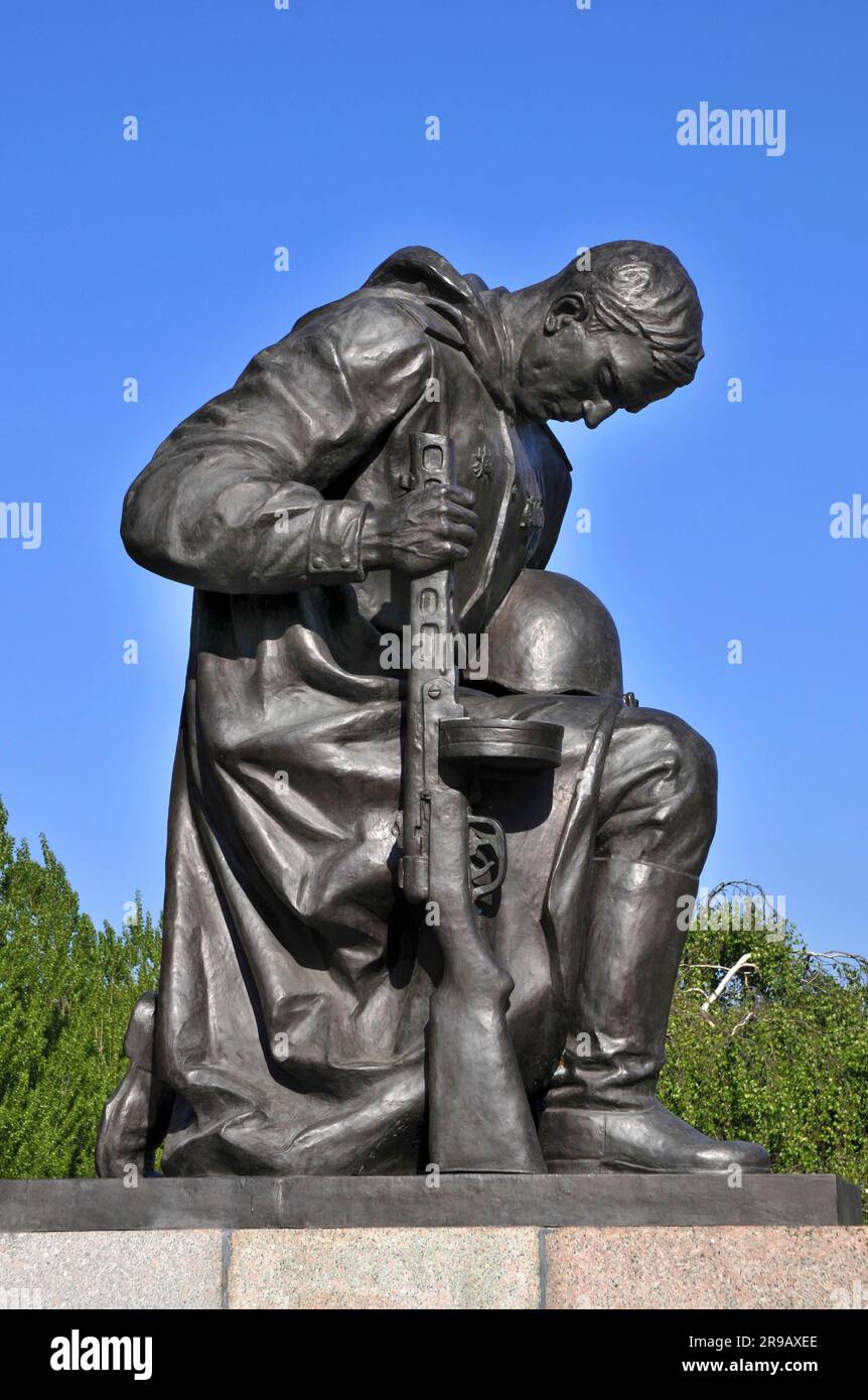 Statue, mourning soldier, Soviet memorial, Treptower Park, Berlin-Alt ...