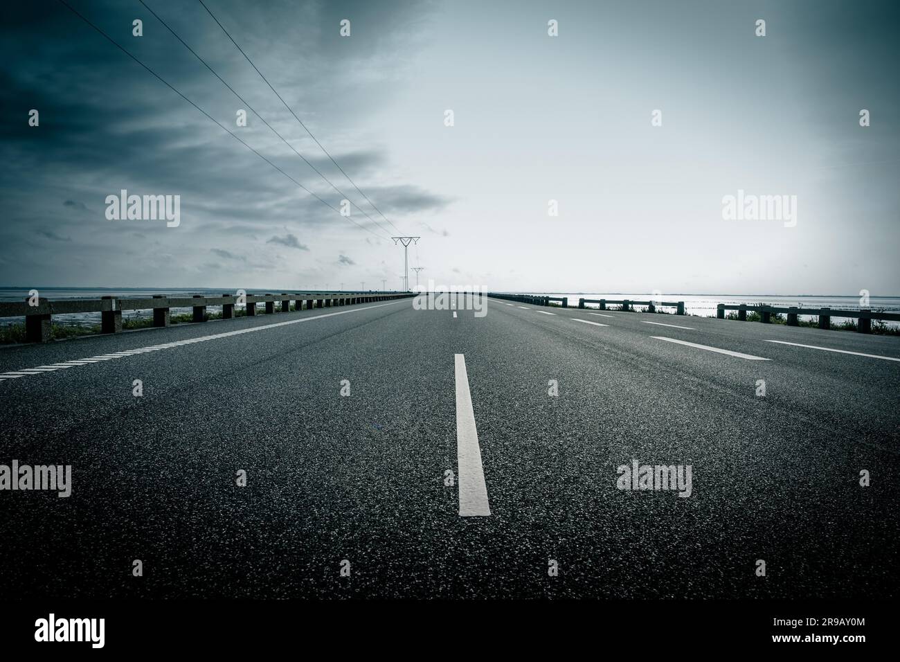 Long dark highway hi-res stock photography and images - Alamy