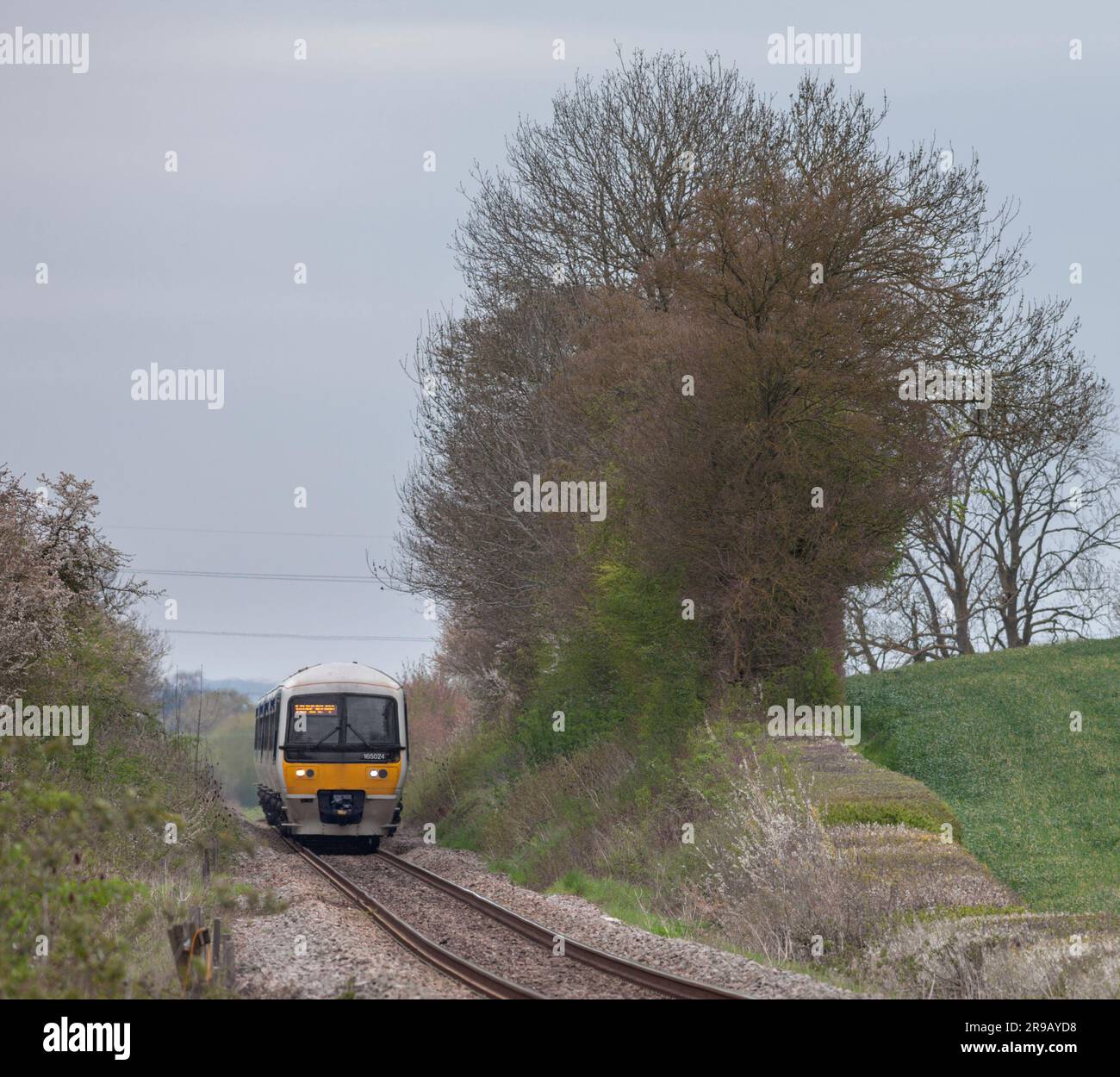 2 Chiltern railways class 165 Turbo trains passing Clanking in the ...