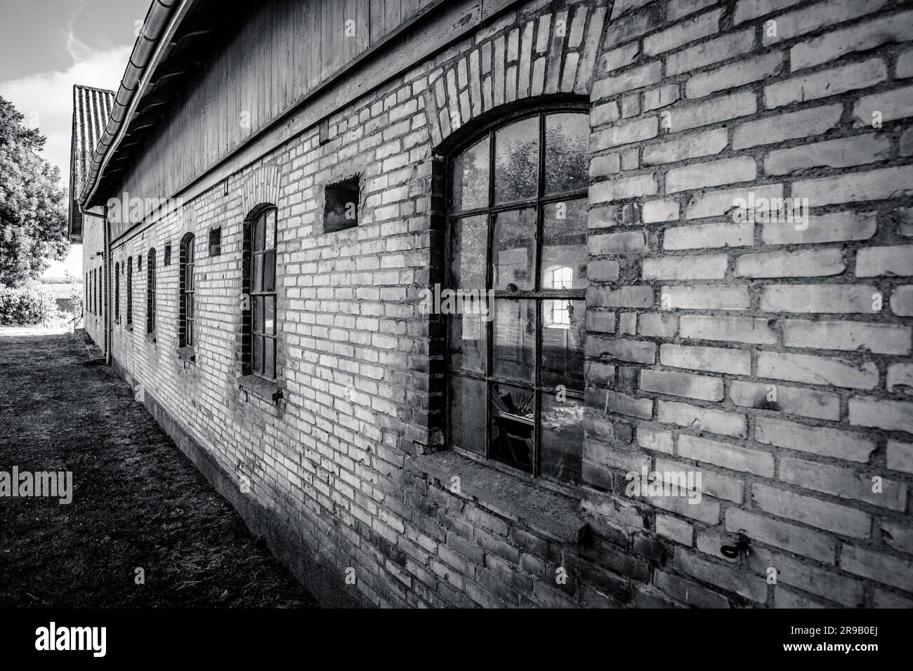 Old and grungy barn house in black and white Stock Photo - Alamy