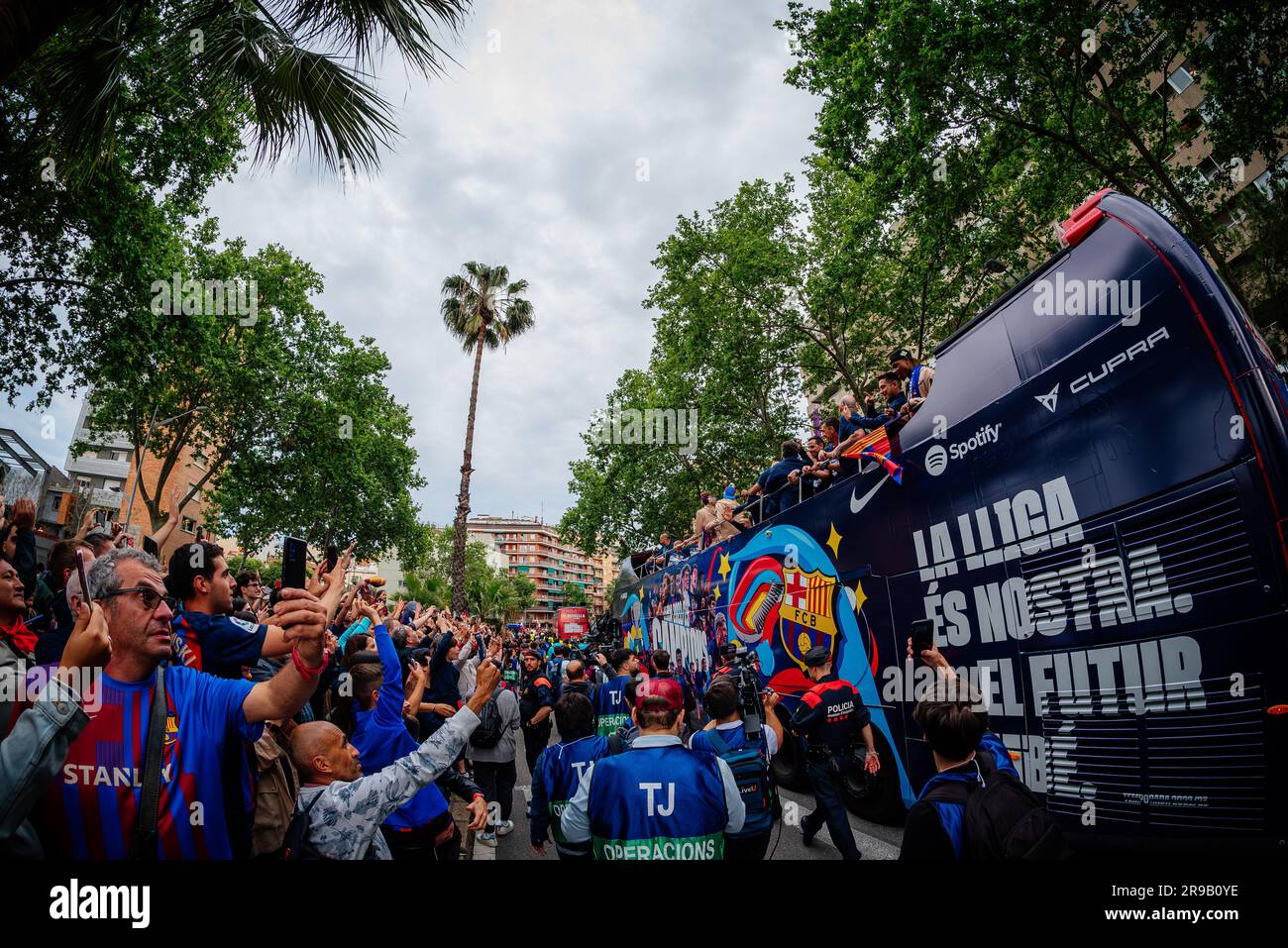 BARCELONA - MAY 15: FC Barcelona supporters welcome players during the ...