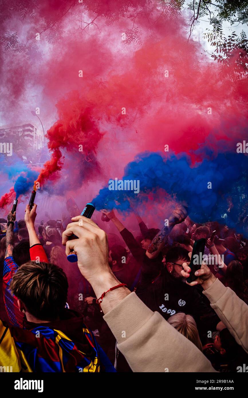 BARCELONA - MAY 15: FC Barcelona supporters welcome players with ...