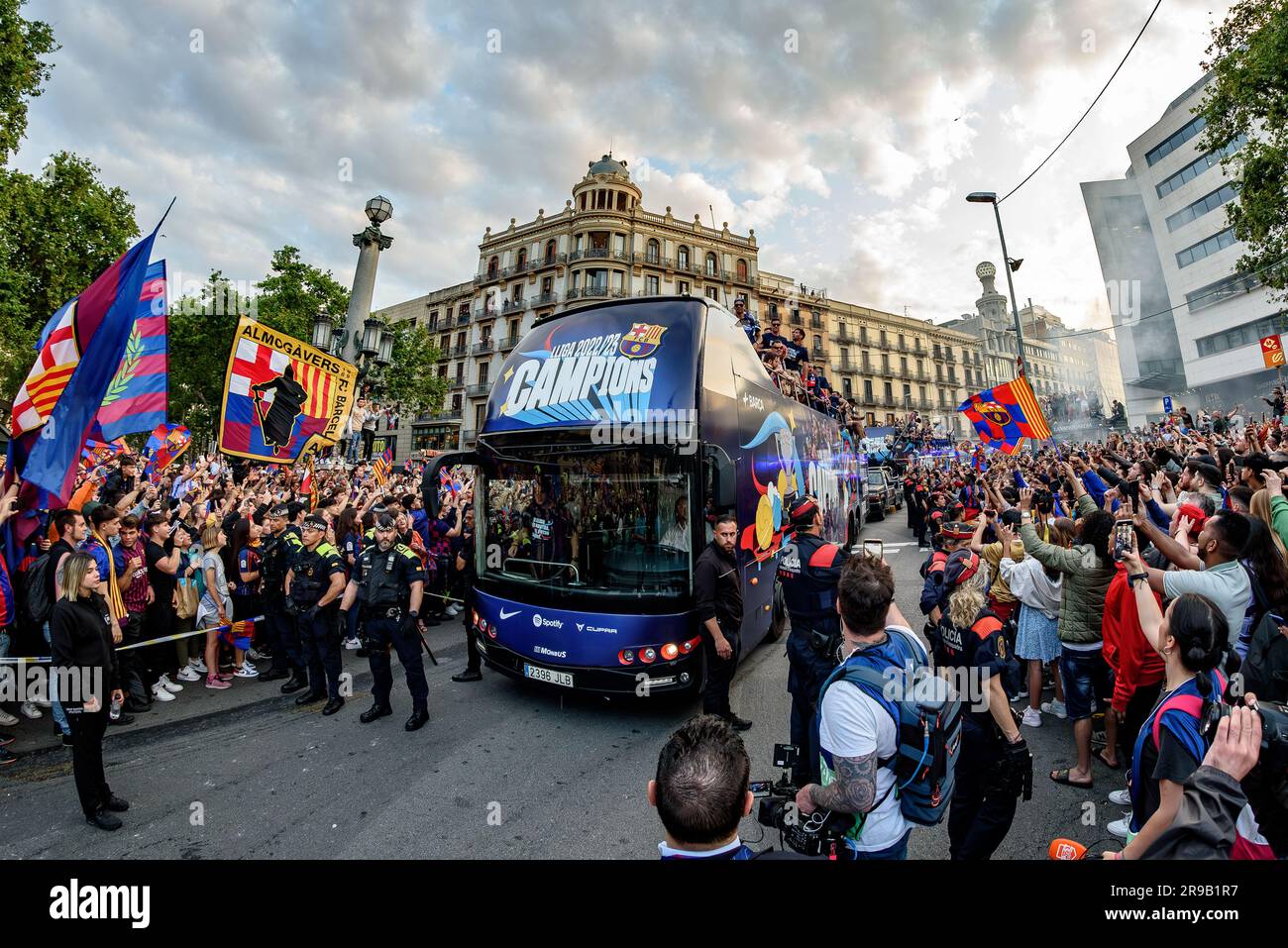BARCELONA - MAY 15: FC Barcelona supporters welcome players during the ...