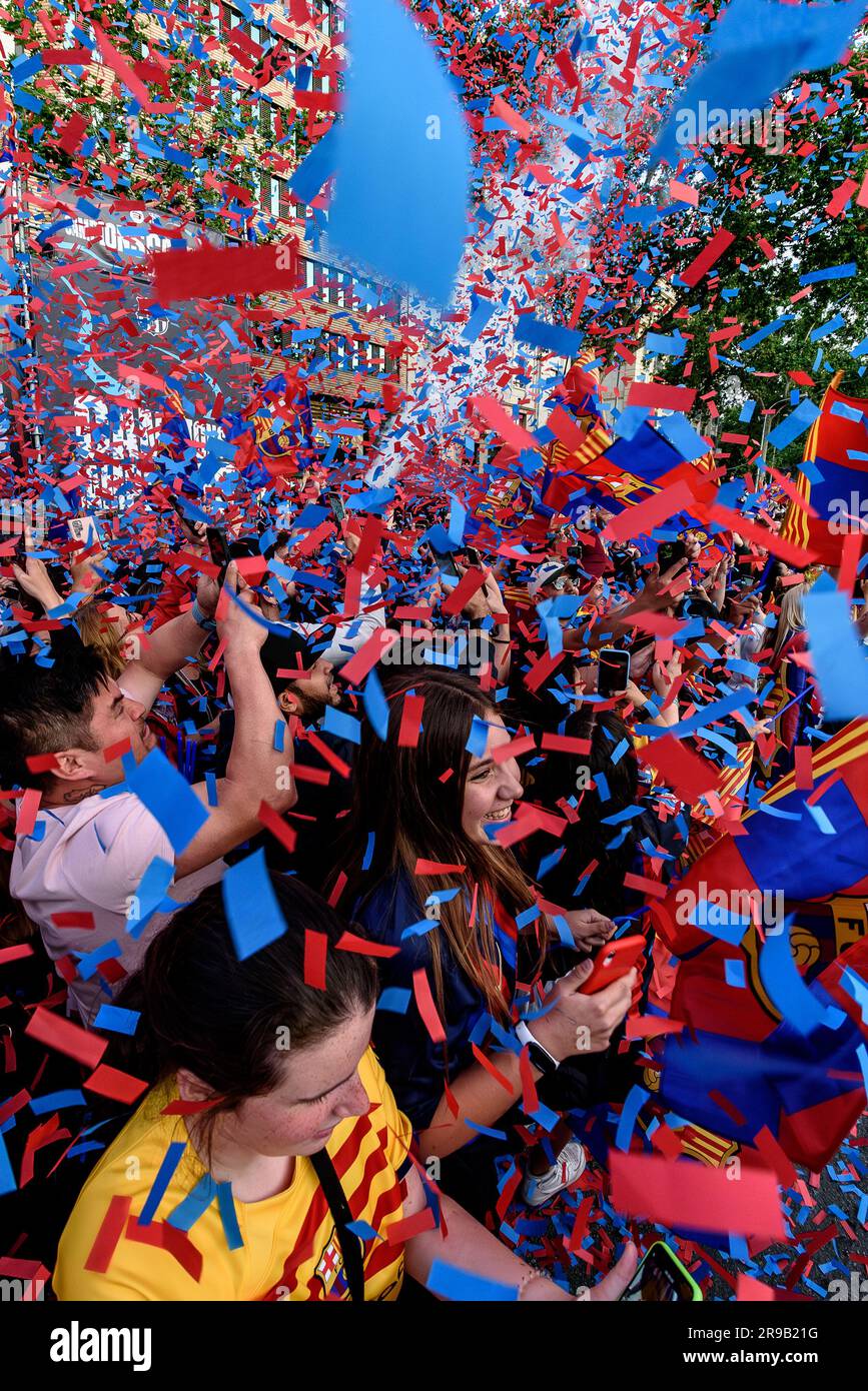 BARCELONA - MAY 15: FC Barcelona supporters welcome players with ...