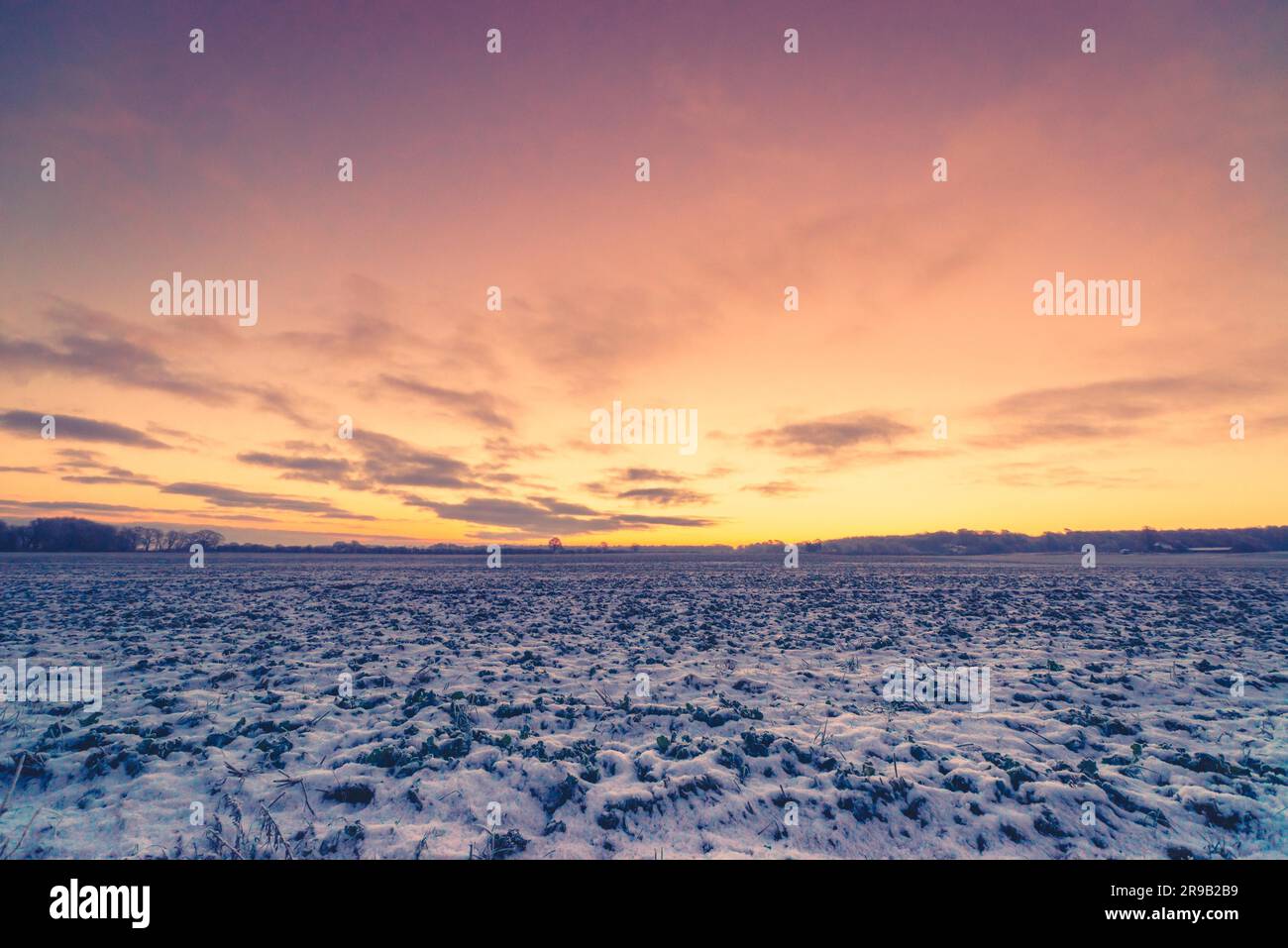 Field sunrise snow hi-res stock photography and images - Alamy