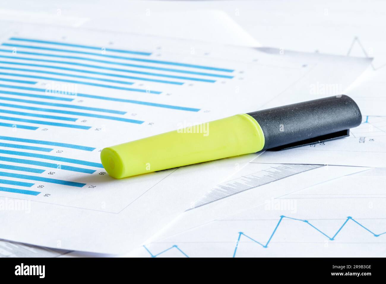 Yellow marker hi-res stock photography and images - Alamy