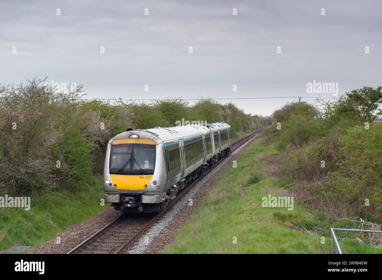 Chiltern Railways class 168 turbostar train 168327 on the single track ...