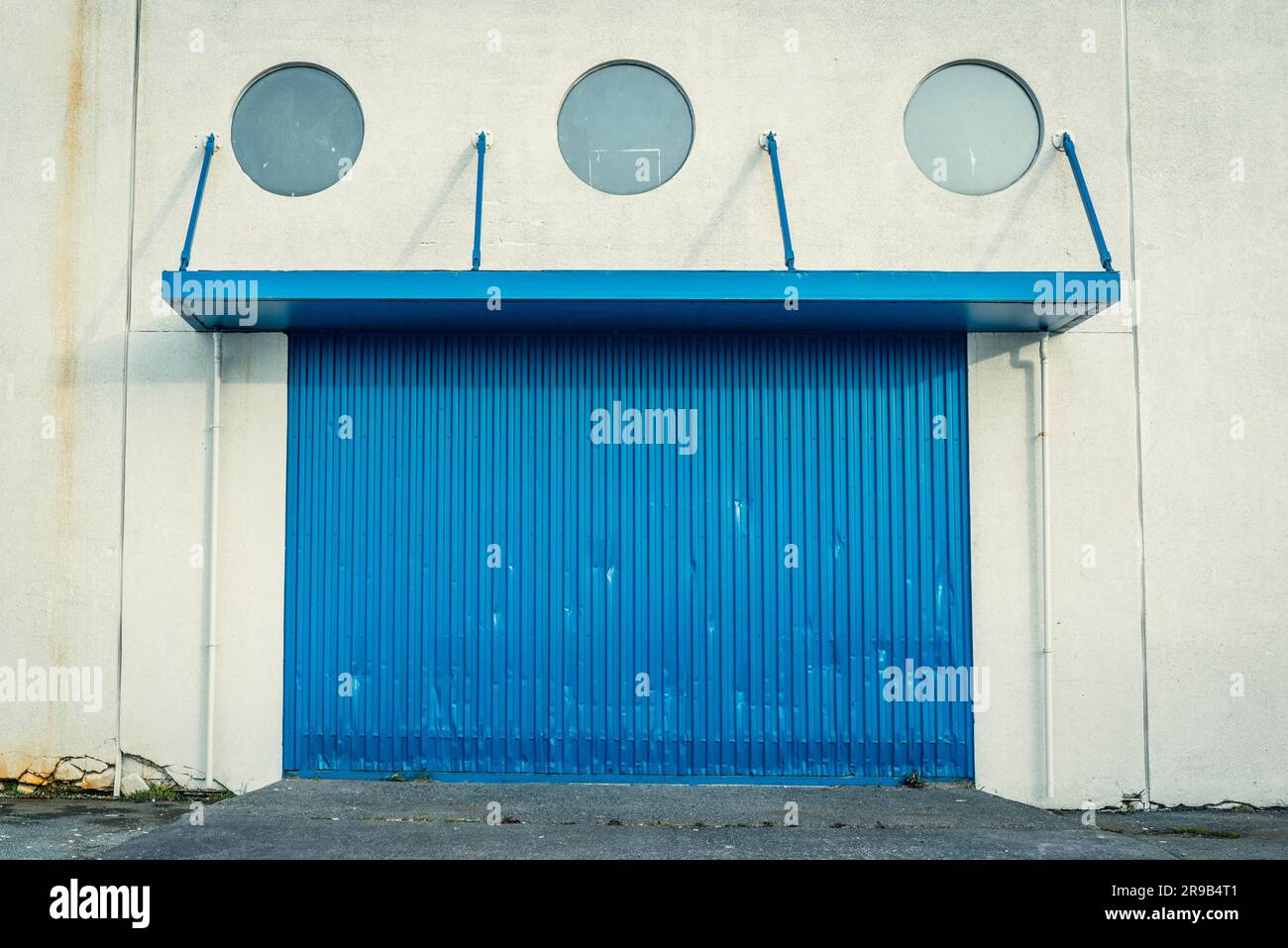 Round windows hi-res stock photography and images - Alamy
