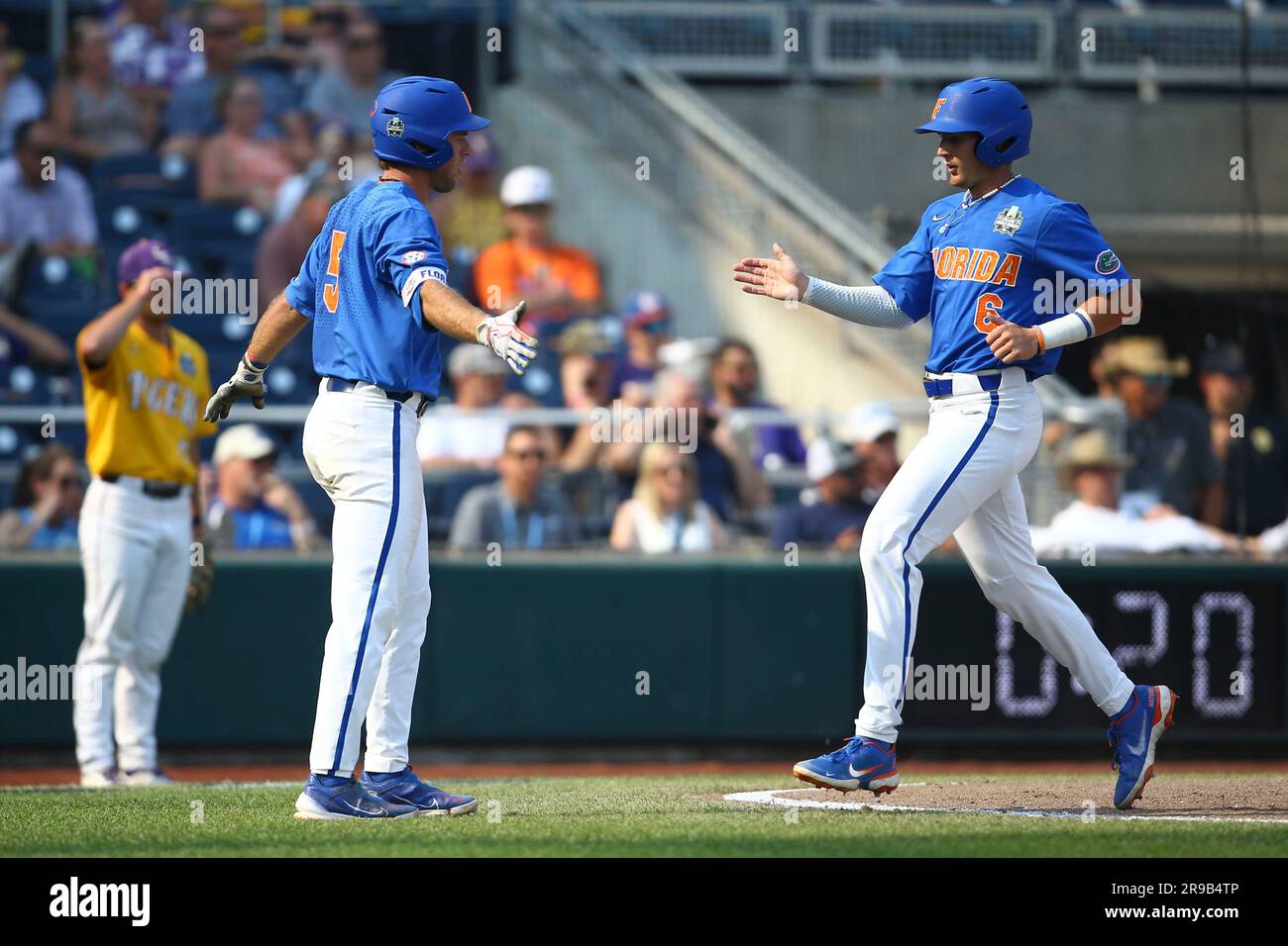 Florida's Tyler Shelnut (6) is greeted at the plate by Colby Halter (5 ...