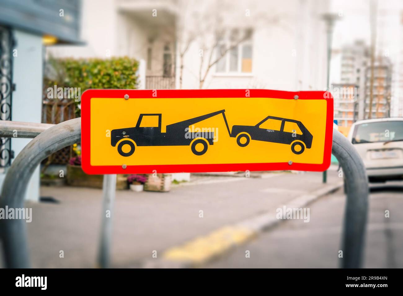 Street sign of a car being removed in orange color Stock Photo - Alamy
