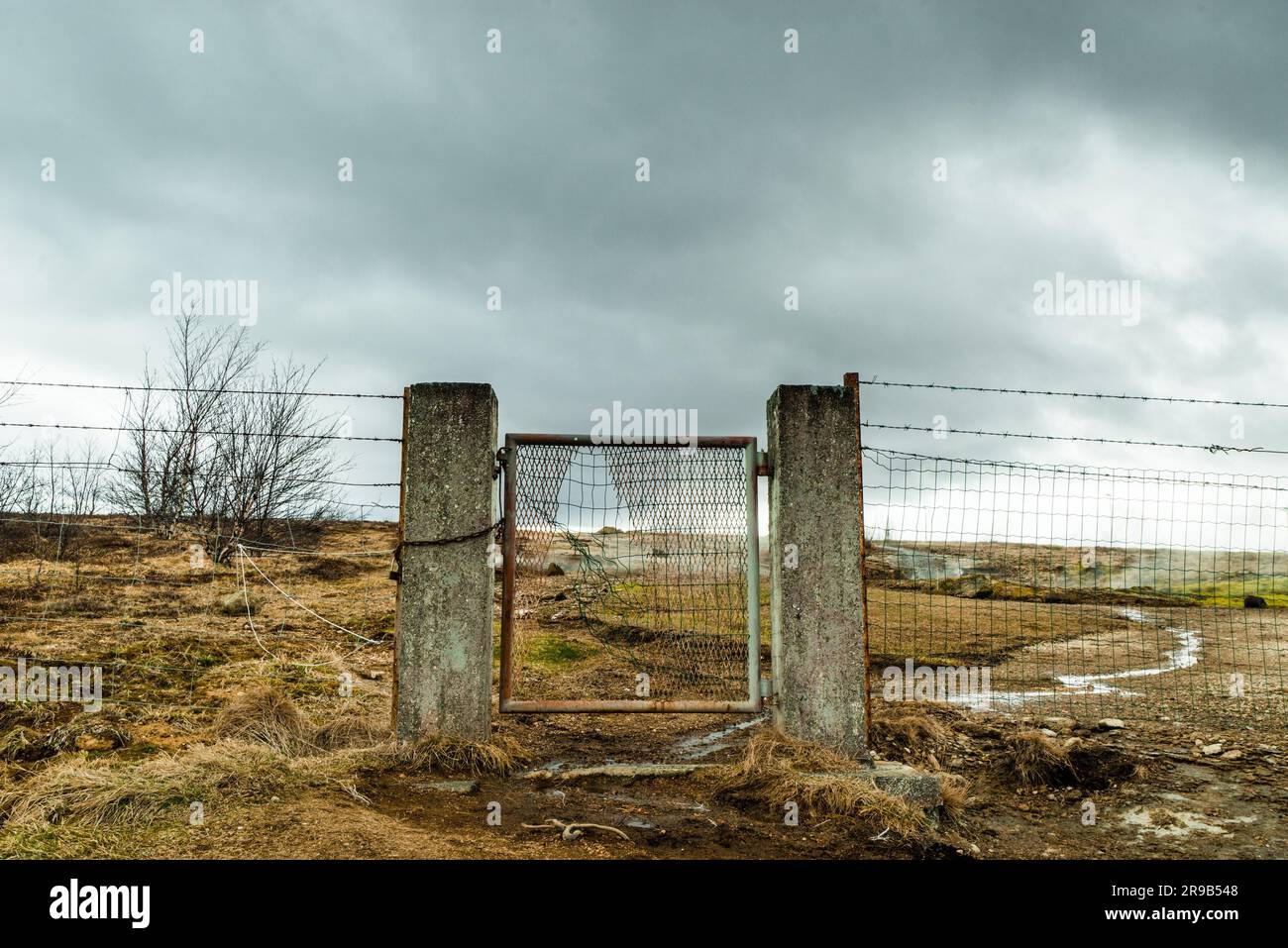 Broken gate hi-res stock photography and images - Alamy