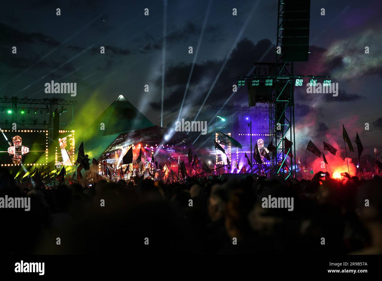 Pyramid stage glastonbury festival hi-res stock photography and images ...