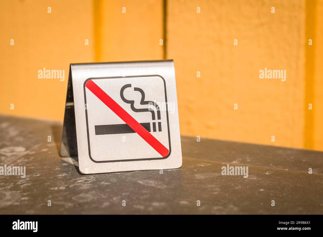 No smoking sign table hi-res stock photography and images - Alamy