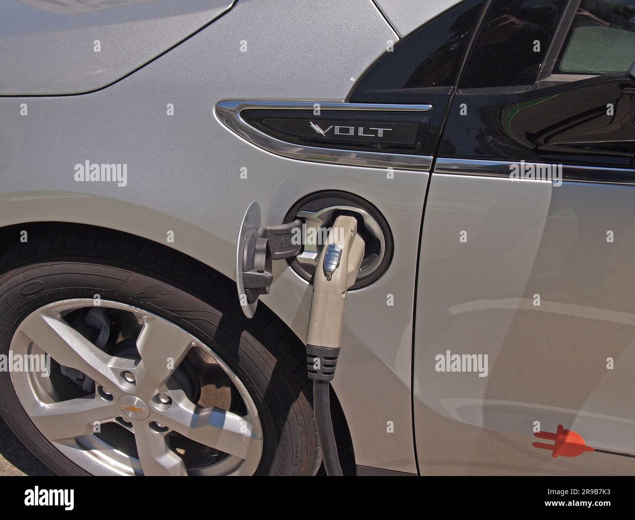 Volt electric vehicle charging in San Francisco's Civic Center ...