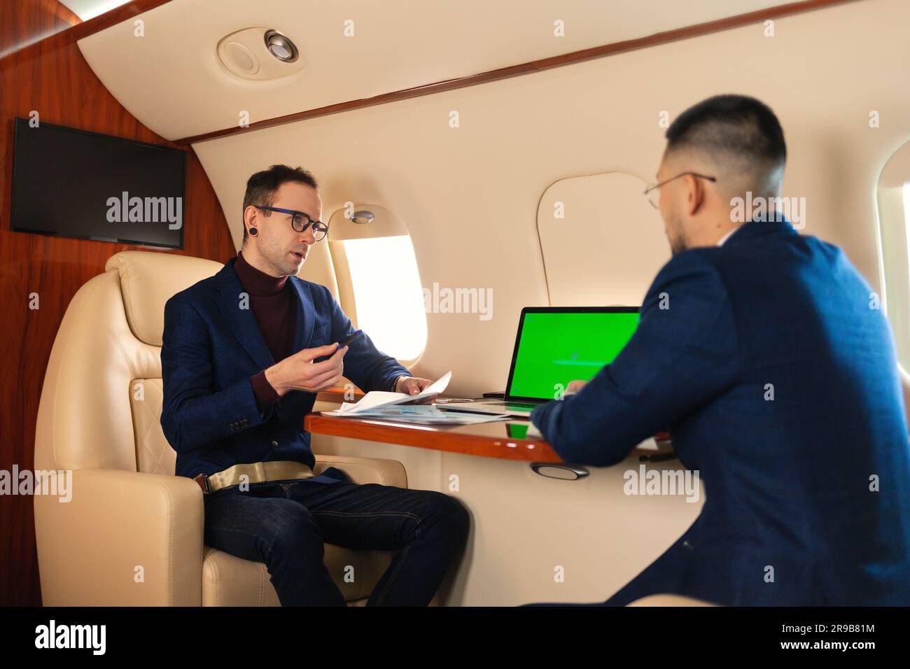 Couple flying business class hi-res stock photography and images - Alamy