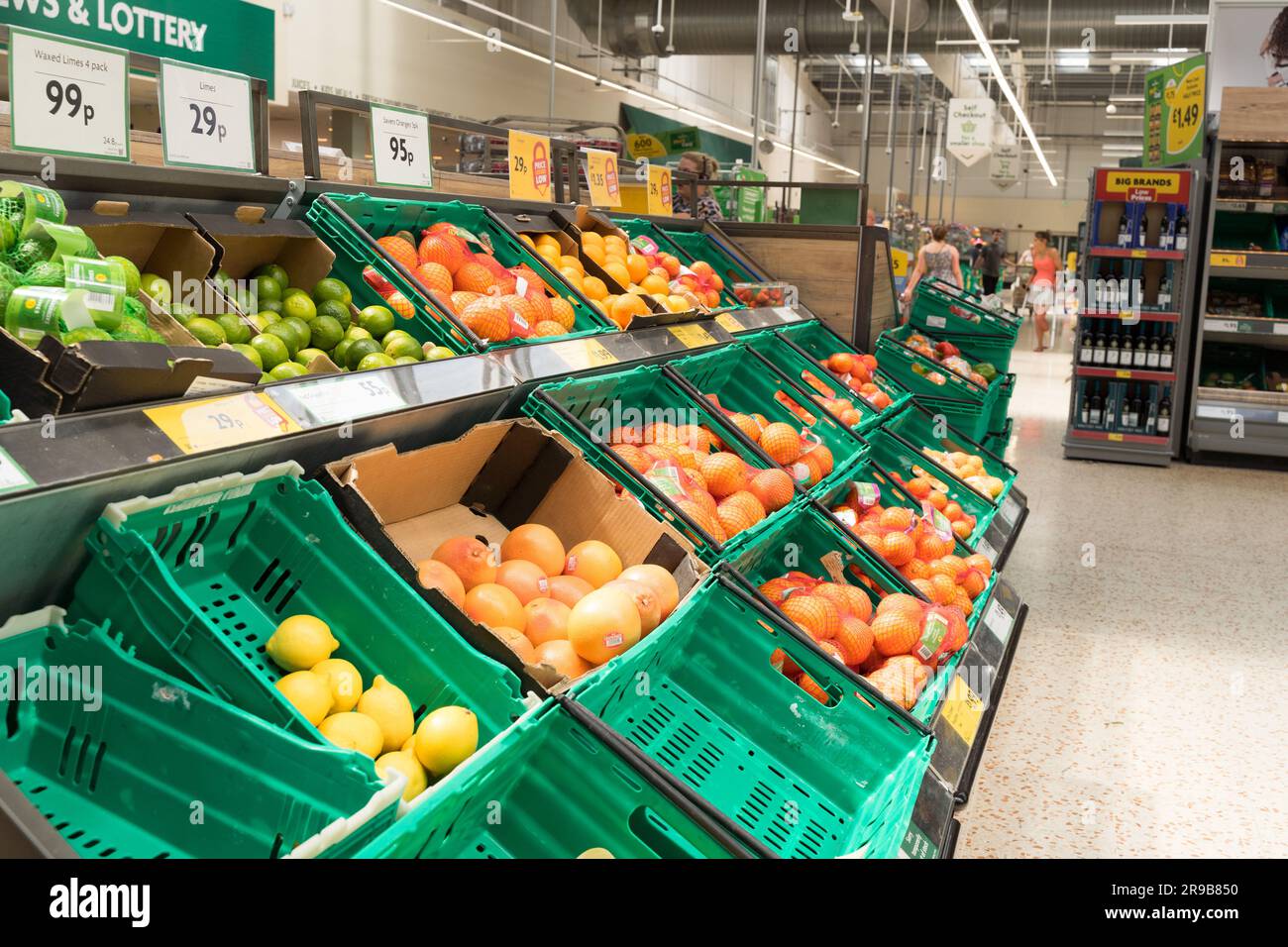 Green limes in supermarket basket hi-res stock photography and images ...