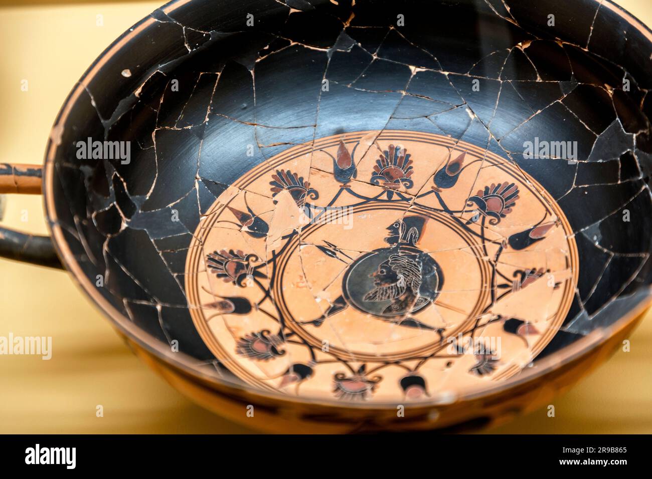 Greek ceramic artifacts hi-res stock photography and images - Alamy