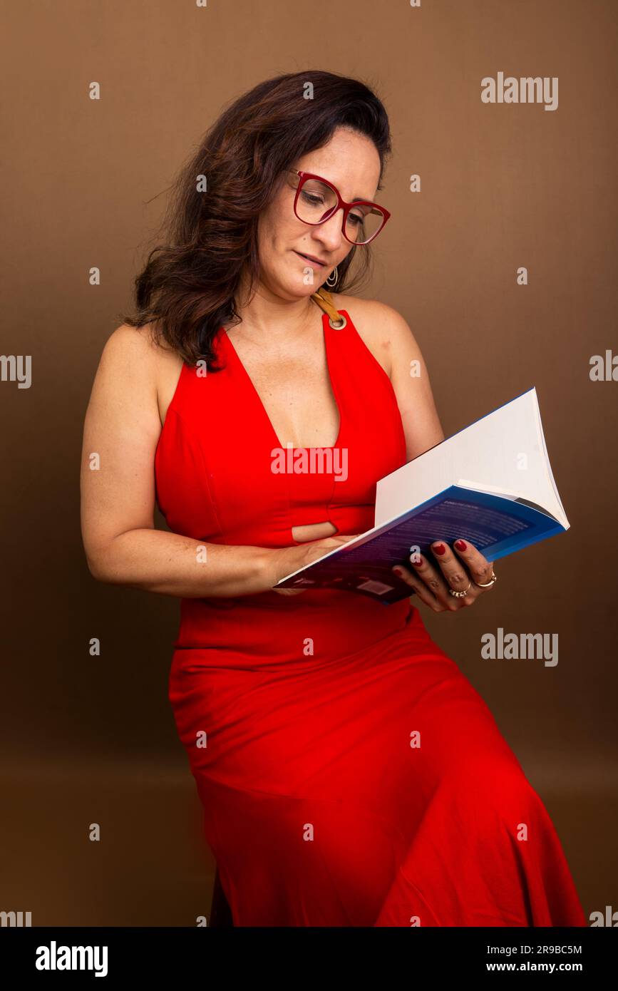 Coaching woman concentrated reading hi-res stock photography and images ...