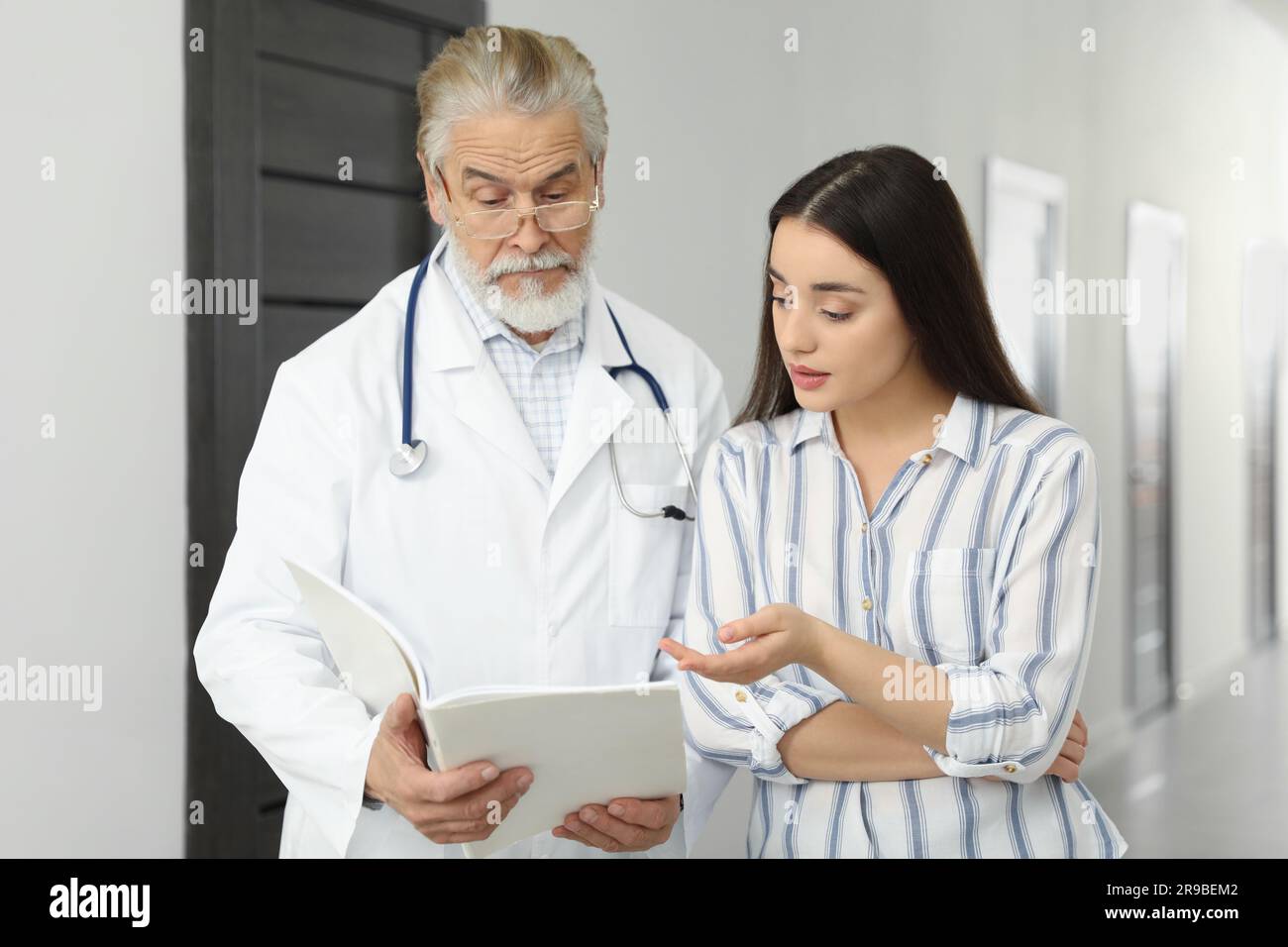 Woman doctor consulting door hi-res stock photography and images - Alamy