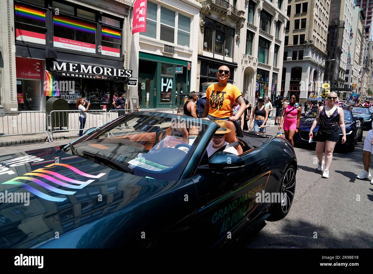 Billie porter grand marshal hi-res stock photography and images - Alamy