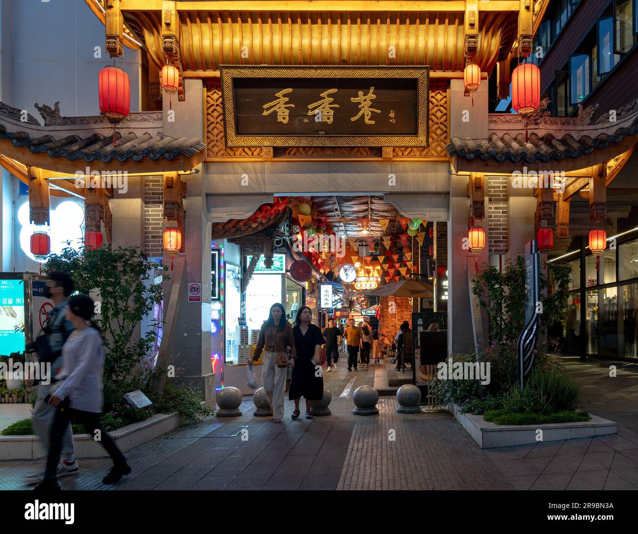 People traditional skyline chengdu hi-res stock photography and images ...