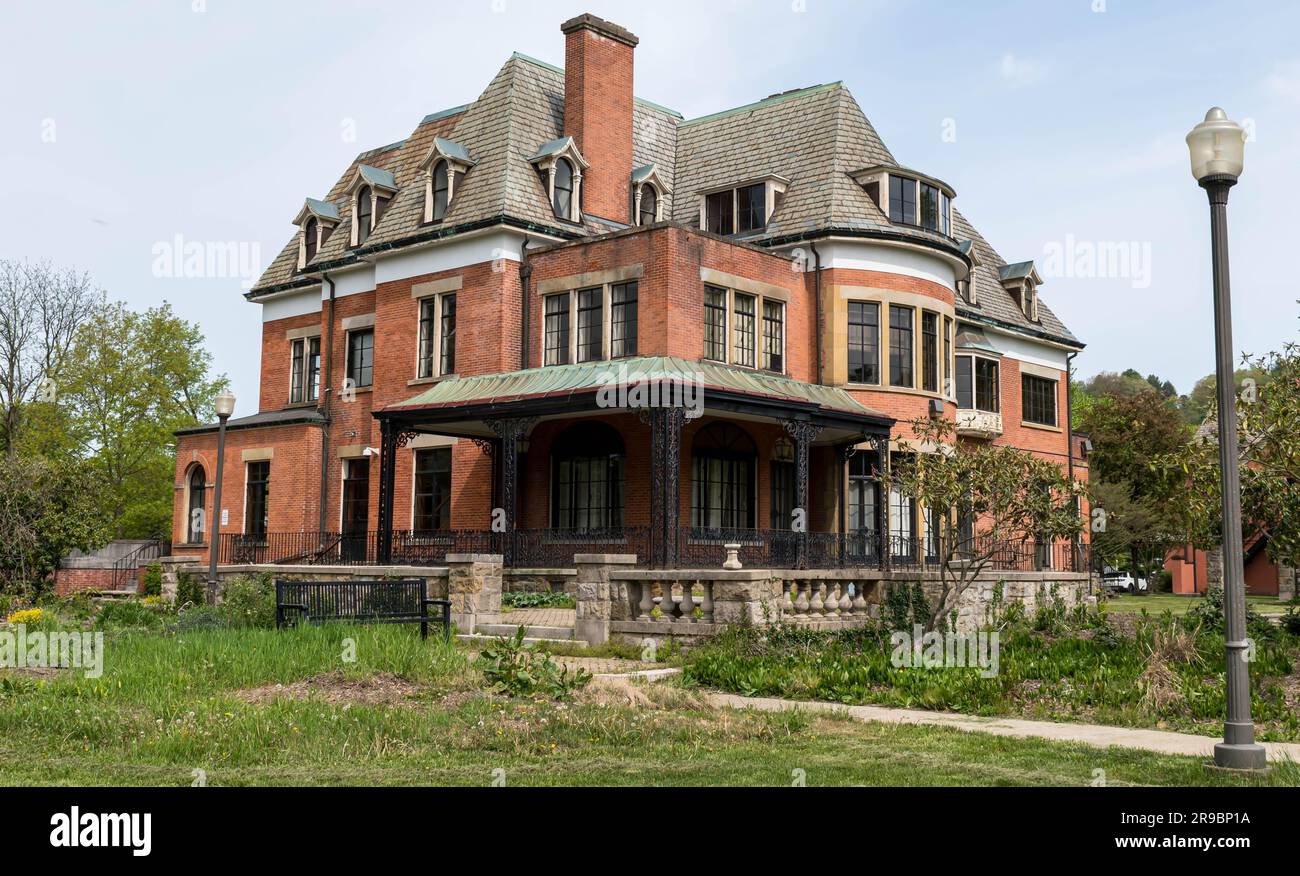 McKinney Hall on the campus of the University of Pittsburgh at ...