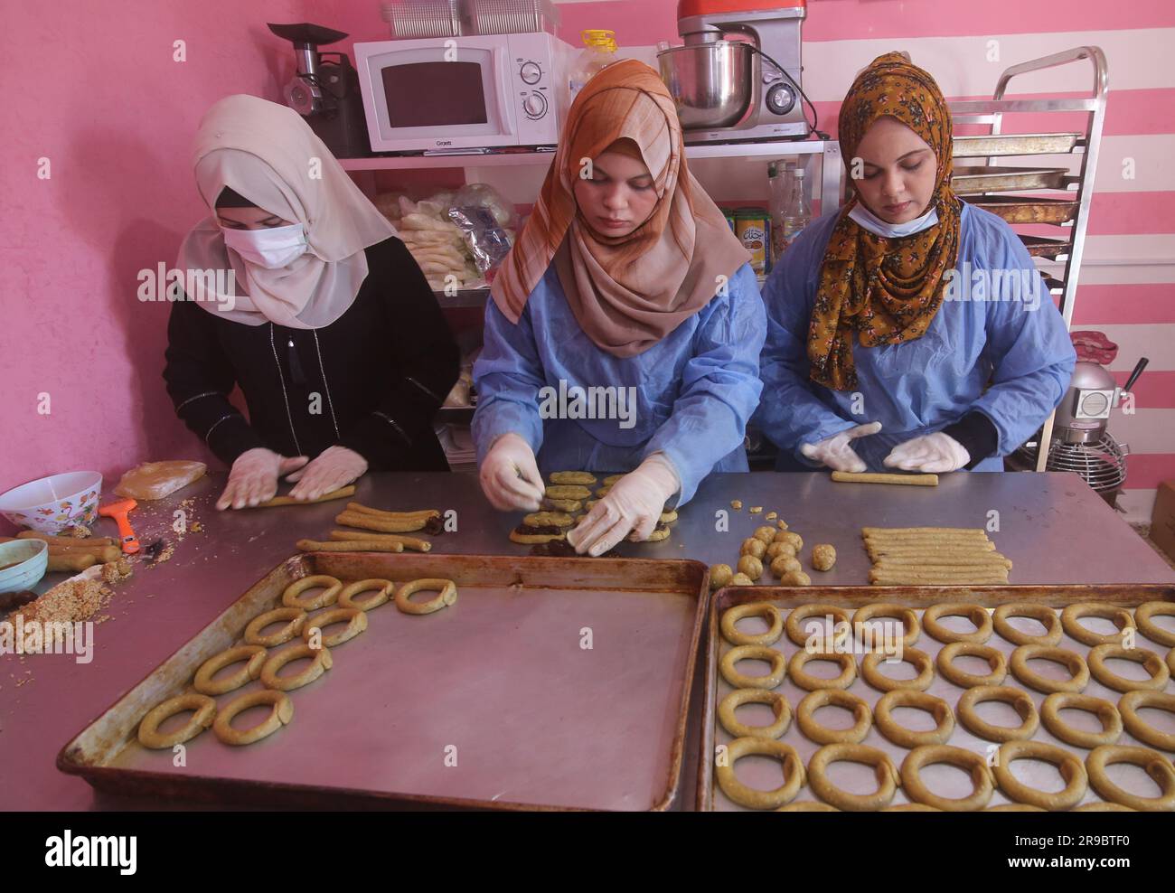 Gaza. 25th June, 2023. Palestinian women make traditional cookies ahead ...