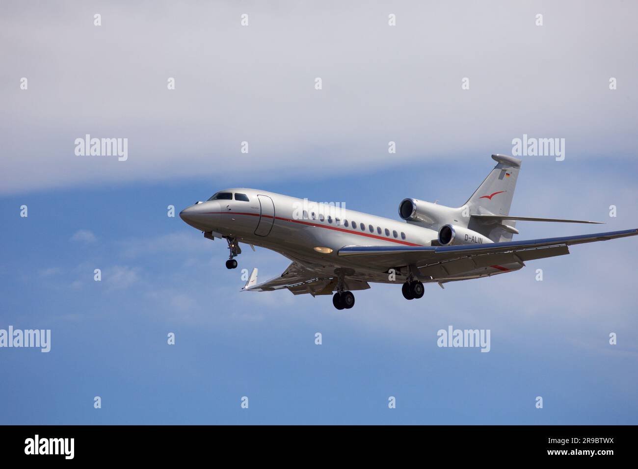 Air Hamburg Dassault Falcon 7x, D-ALIN, Landing at Pearson Airport ...