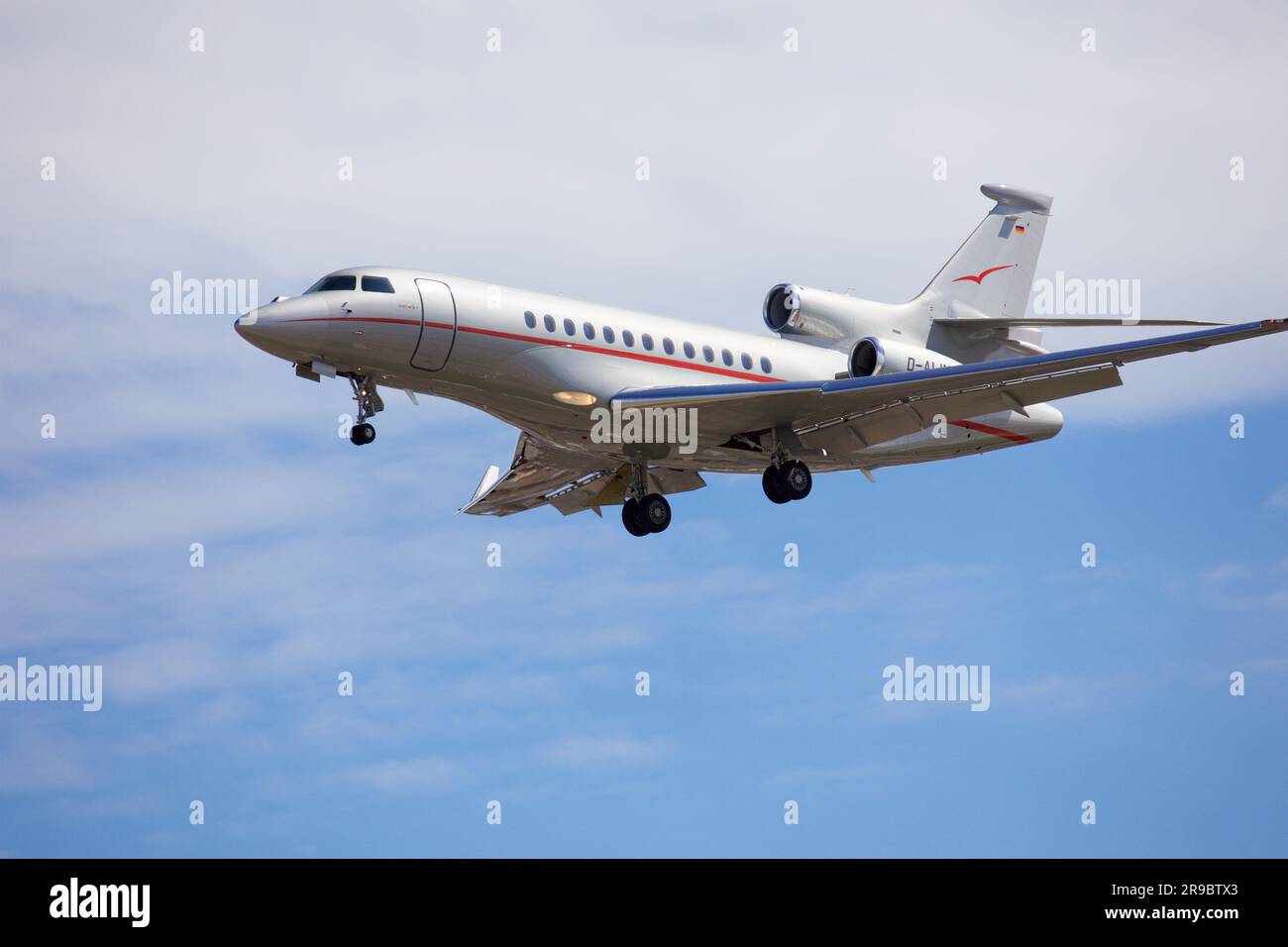 Air Hamburg Dassault Falcon 7x, D-ALIN, Landing at Pearson Airport ...