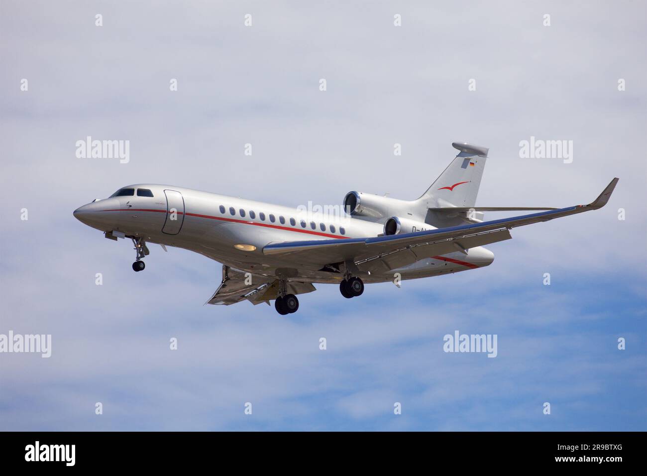 Air Hamburg Dassault Falcon 7x, D-ALIN, Landing at Pearson Airport ...