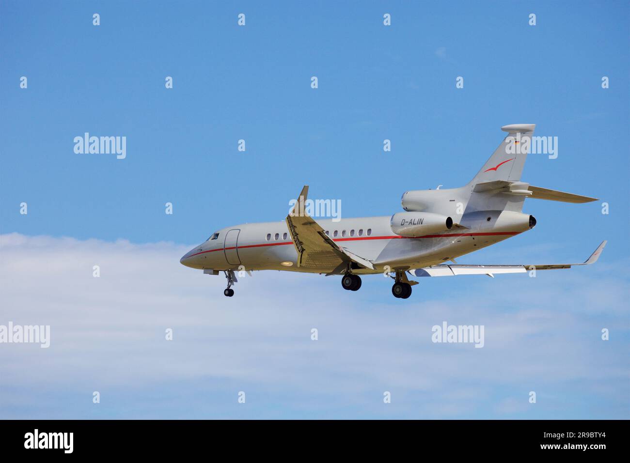 Air Hamburg Dassault Falcon 7x, D-ALIN, Landing at Pearson Airport ...