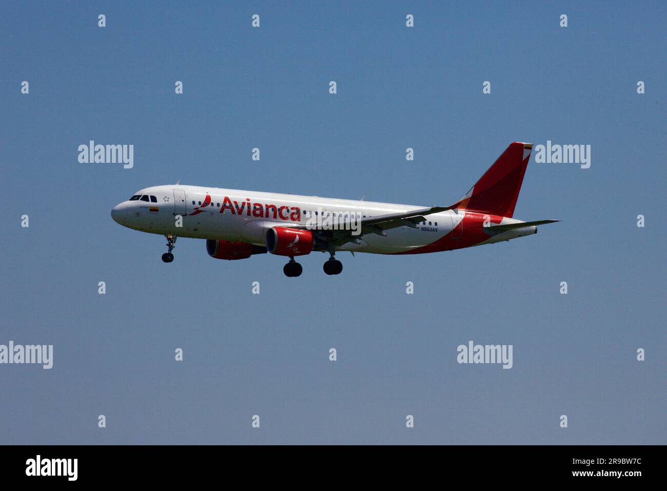 Avianca Airbus 320, N862AV, Landing at Toronto Pearson Airport, Runway ...
