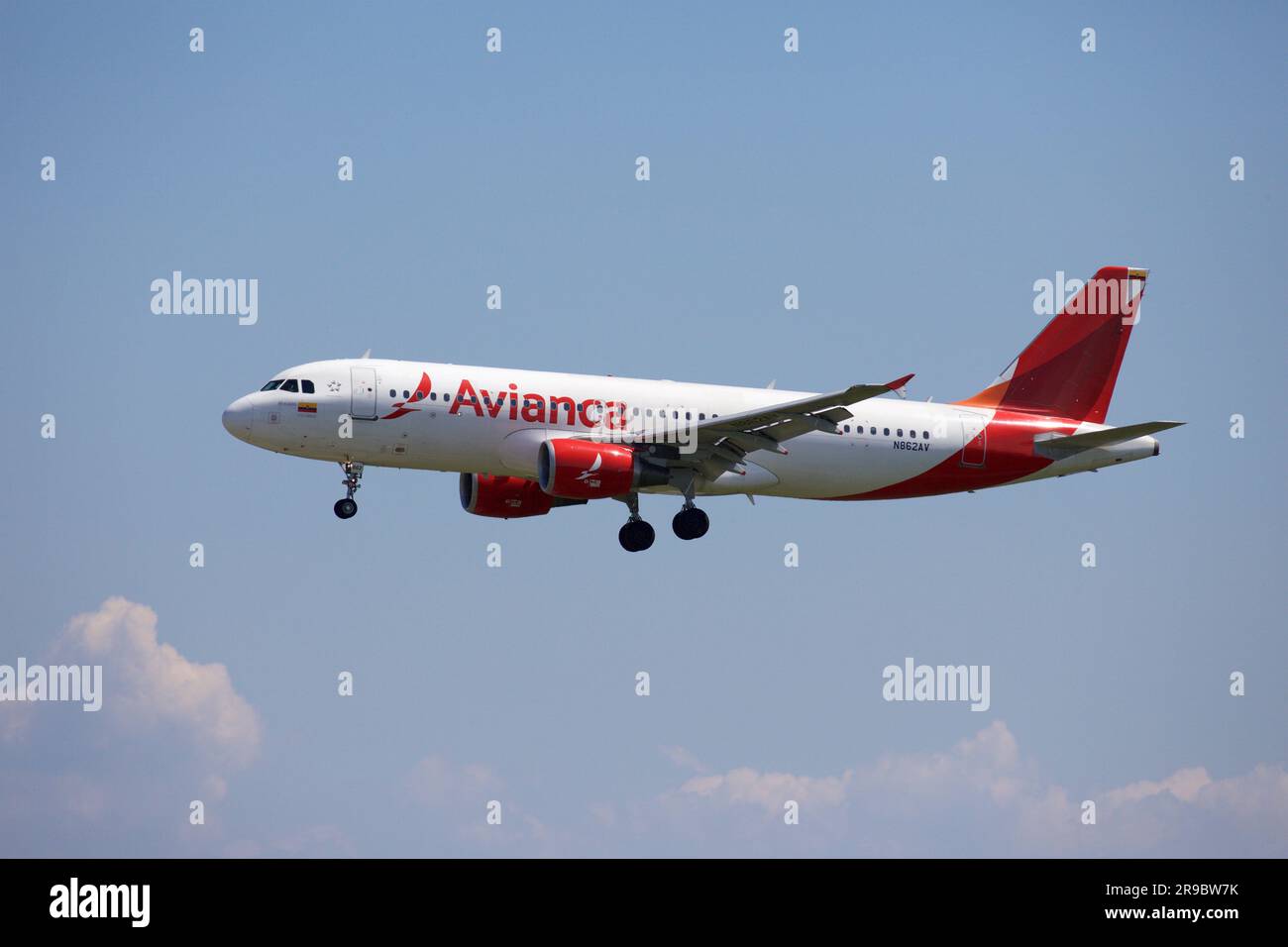 Avianca Airbus 320, N862AV, Landing at Toronto Pearson Airport, Runway ...