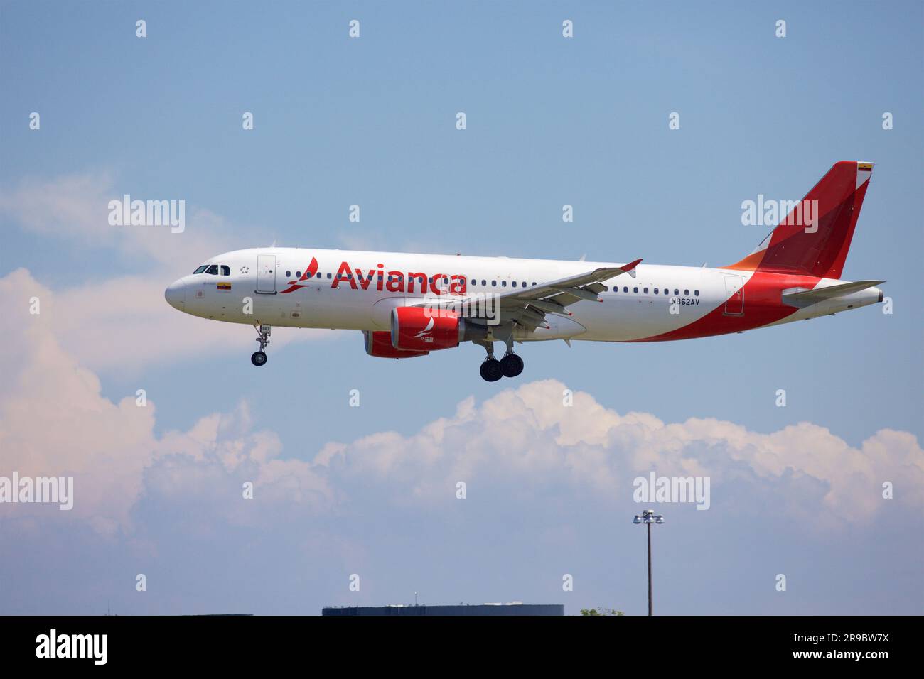 Avianca Airbus 320, N862AV, Landing at Toronto Pearson Airport, Runway ...