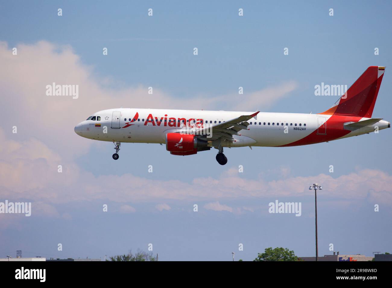 Avianca Airbus 320, N862AV, Landing at Toronto Pearson Airport, Runway ...