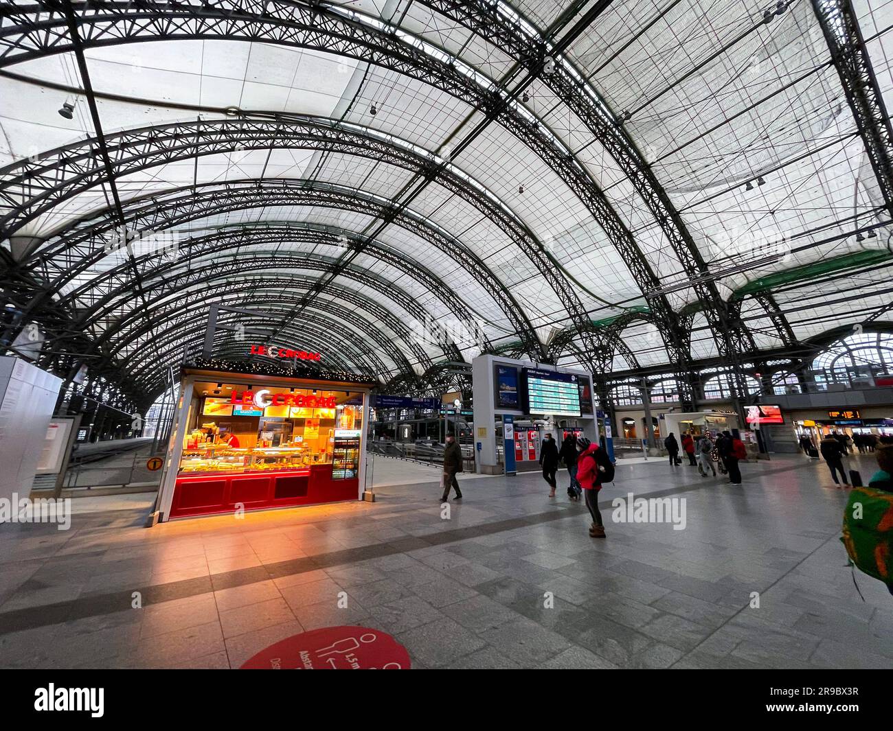 Dresden station interior germany hi-res stock photography and images ...