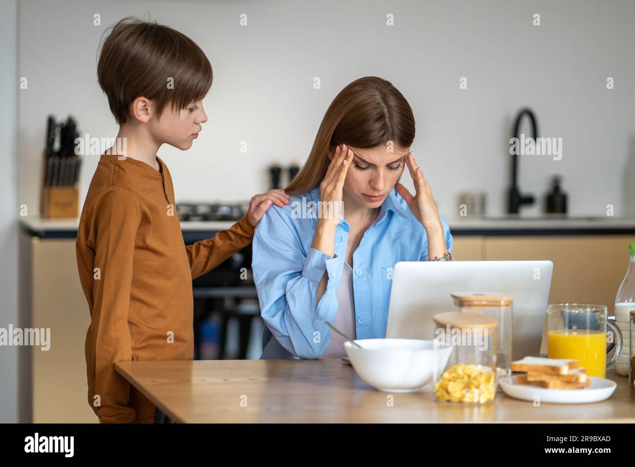 Worried mother and bills hi-res stock photography and images - Alamy