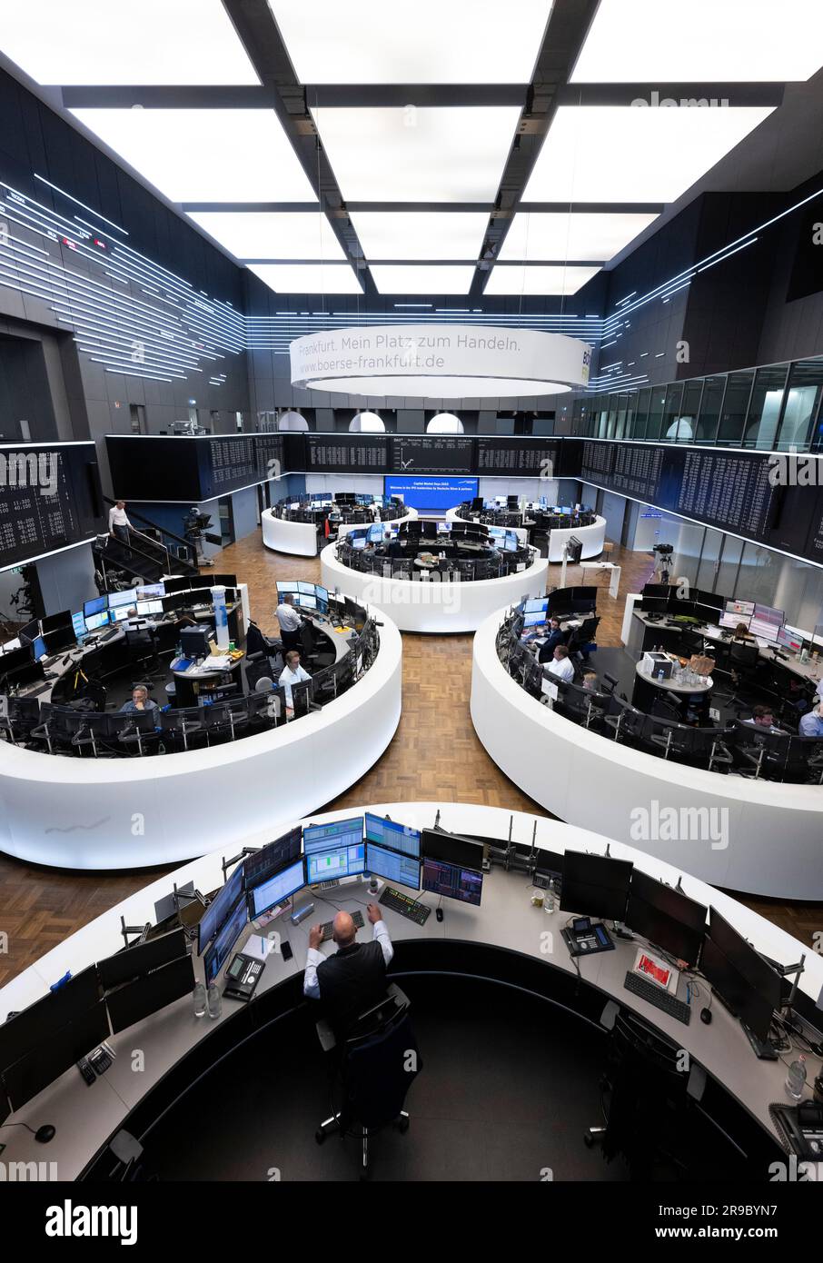 PRODUCTION - 22 June 2023, Hesse, Frankfurt/Main: Stock traders in the ...
