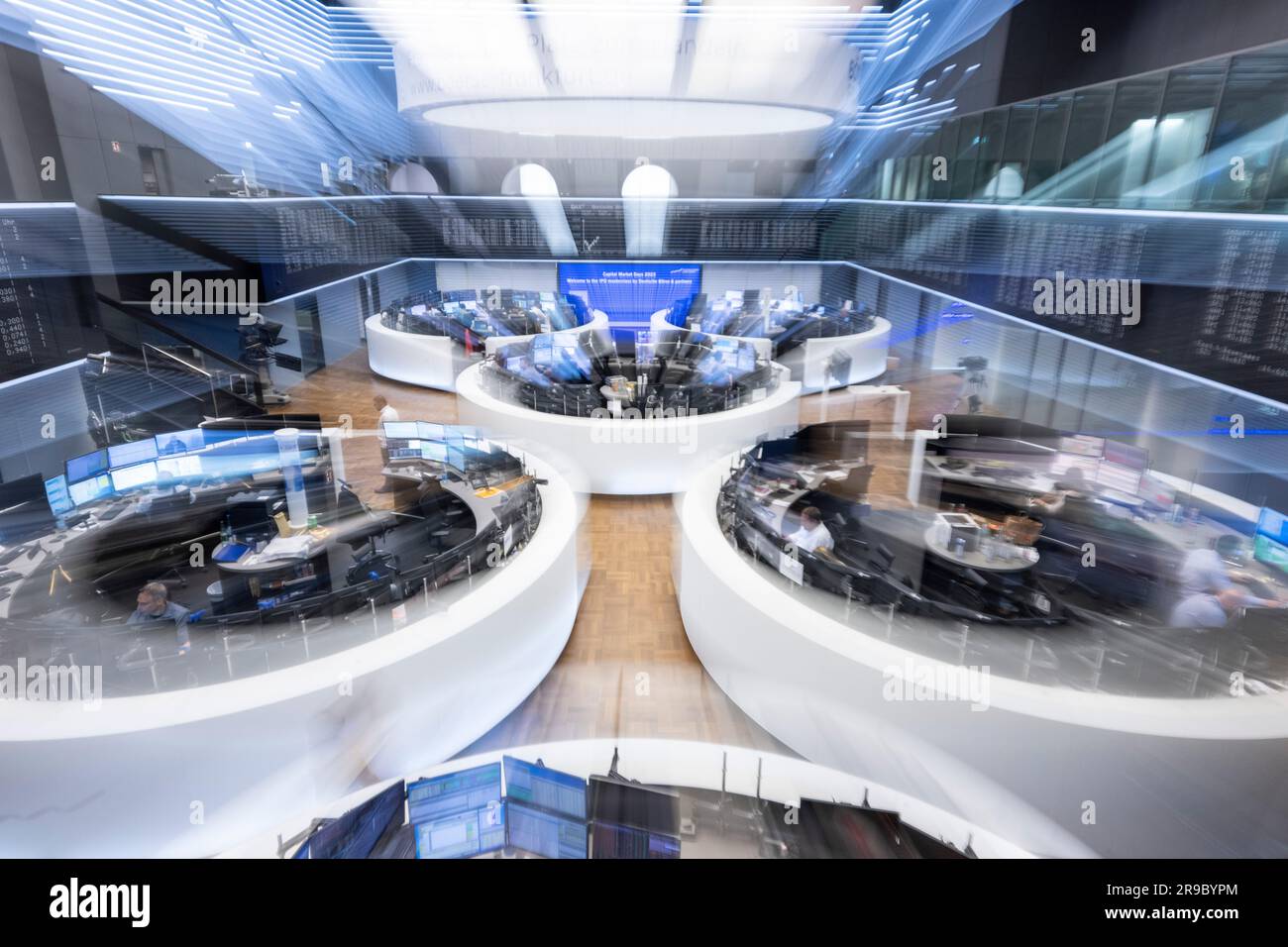 PRODUCTION - 22 June 2023, Hesse, Frankfurt/Main: Stock traders working ...
