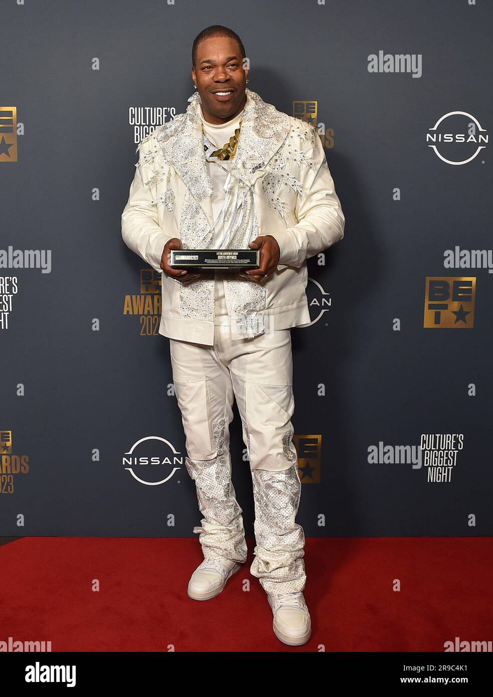 Busta Rhymes poses in the press room with the lifetime achievement ...
