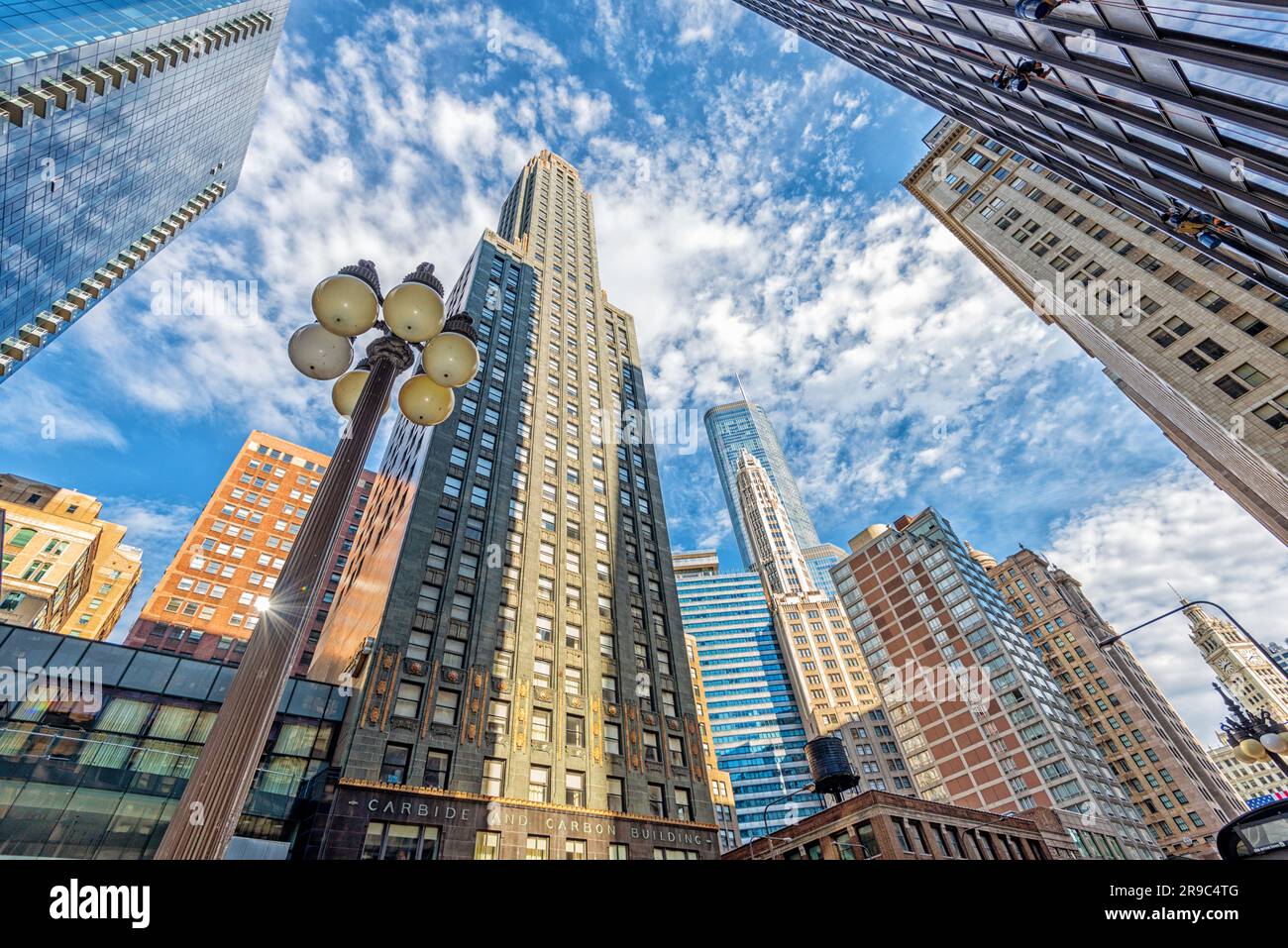Chicago skyline, downtown city view of tall buildings on Michigan ...