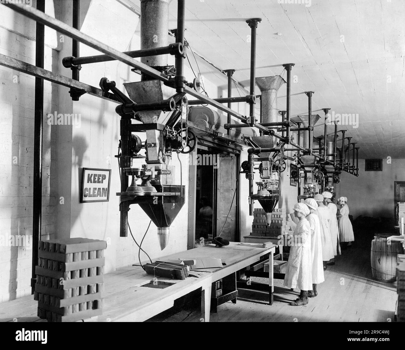 United States: c. 1913 Women employees using Scott filling machines in ... United States: c. 1913 Women employees using Scott filling machines in ...