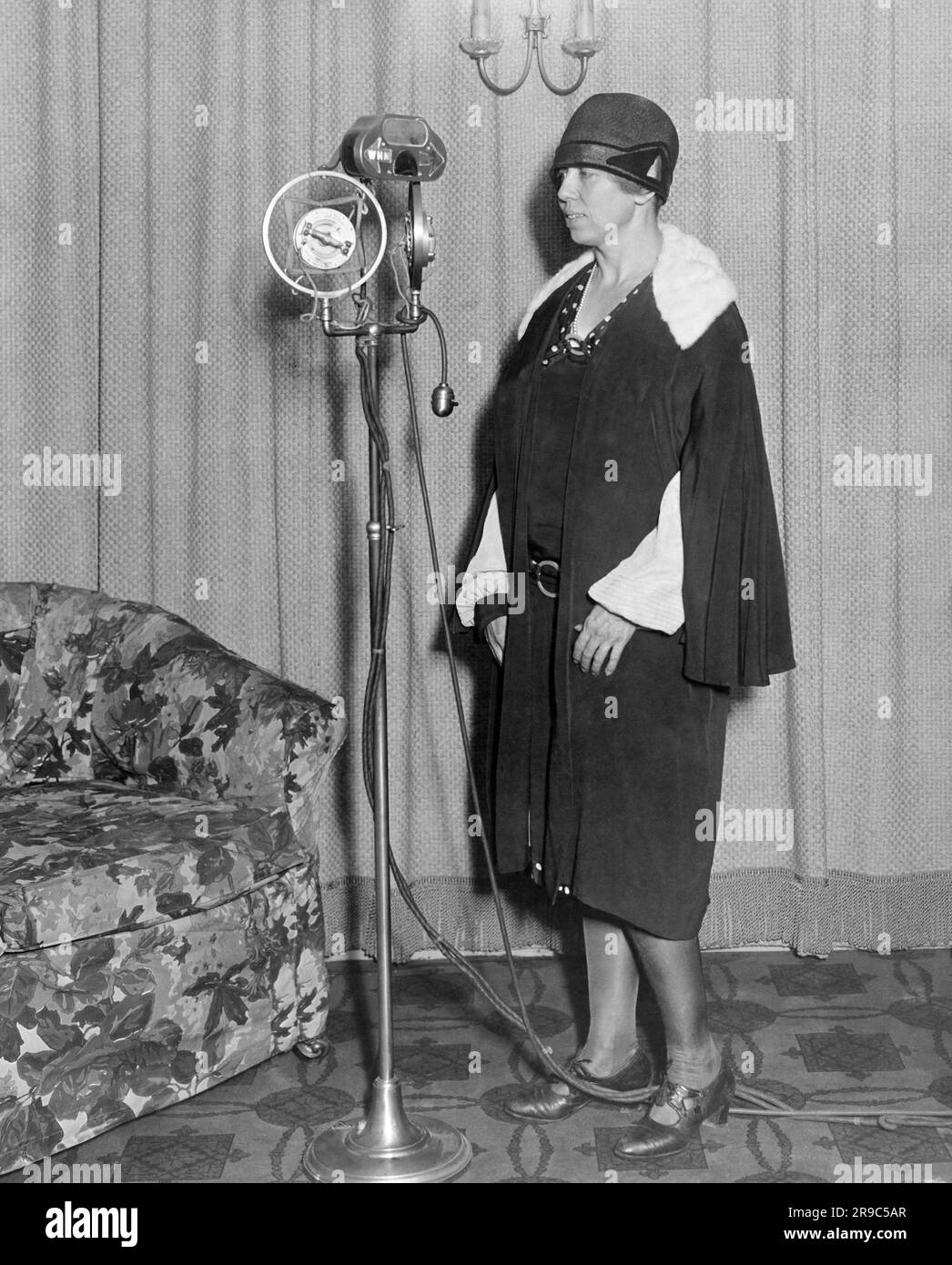 1920s radio microphone hi-res stock photography and images - Alamy