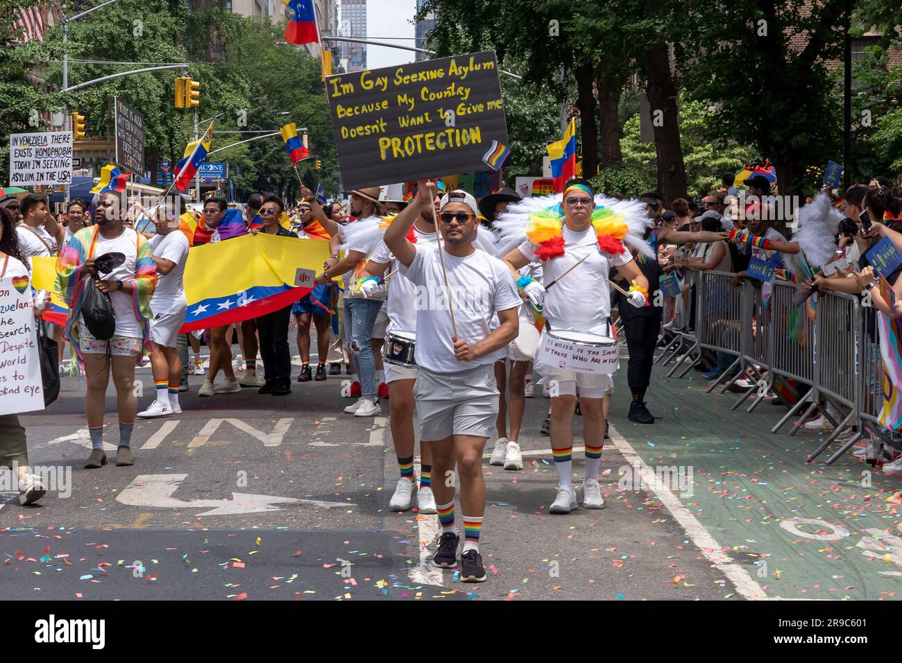 NEW YORK, NEW YORK - JUNE 25: Venezuelans holding signs seeking asylum ...