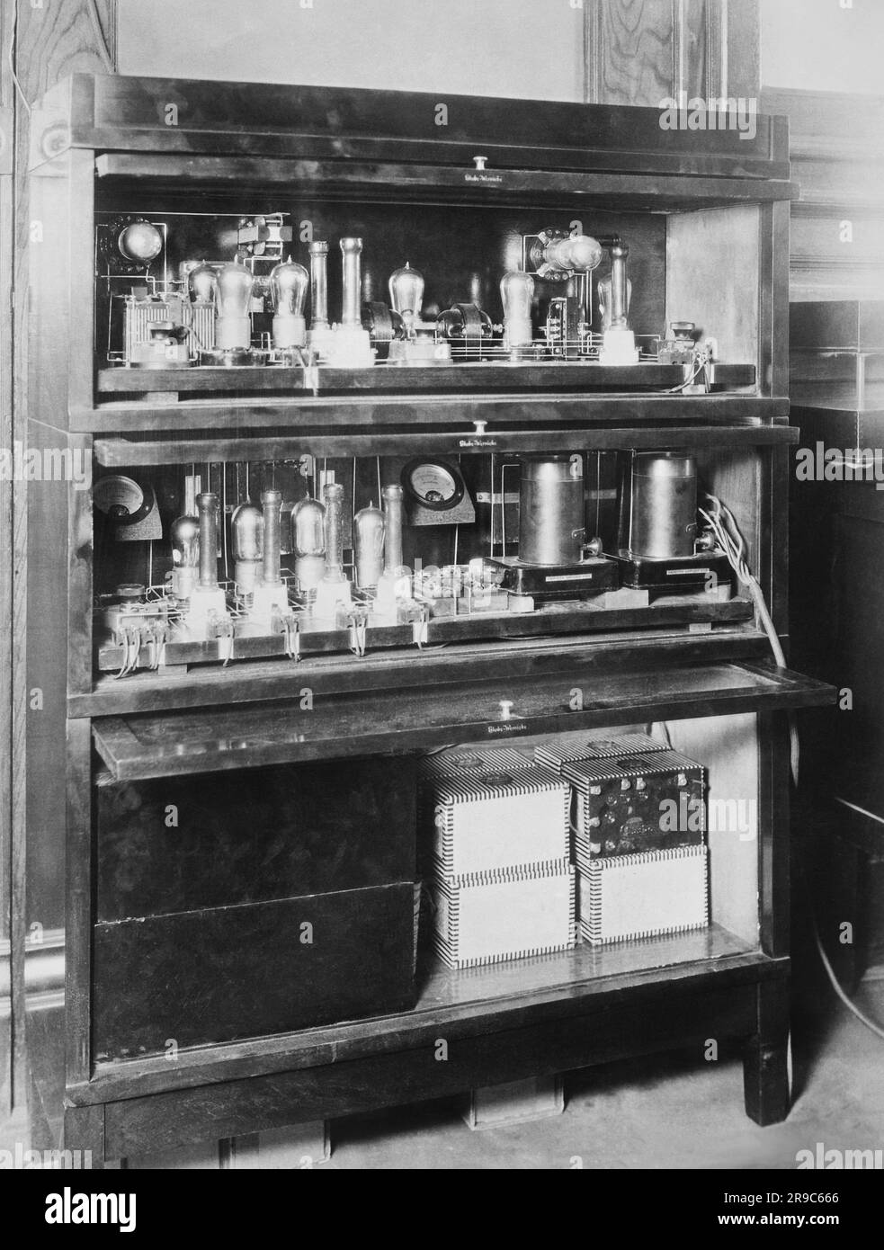 London, England: December 1, 1924 The transmitter that sent photographs ...