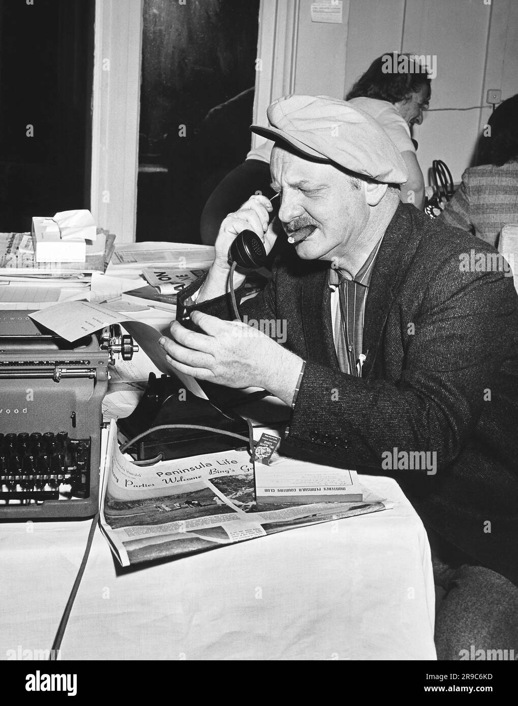 Reporter 1950s hi-res stock photography and images - Alamy