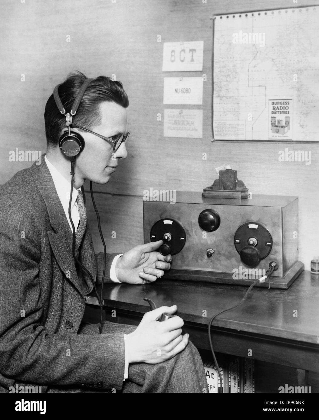 Radio set 1920s hi-res stock photography and images - Alamy
